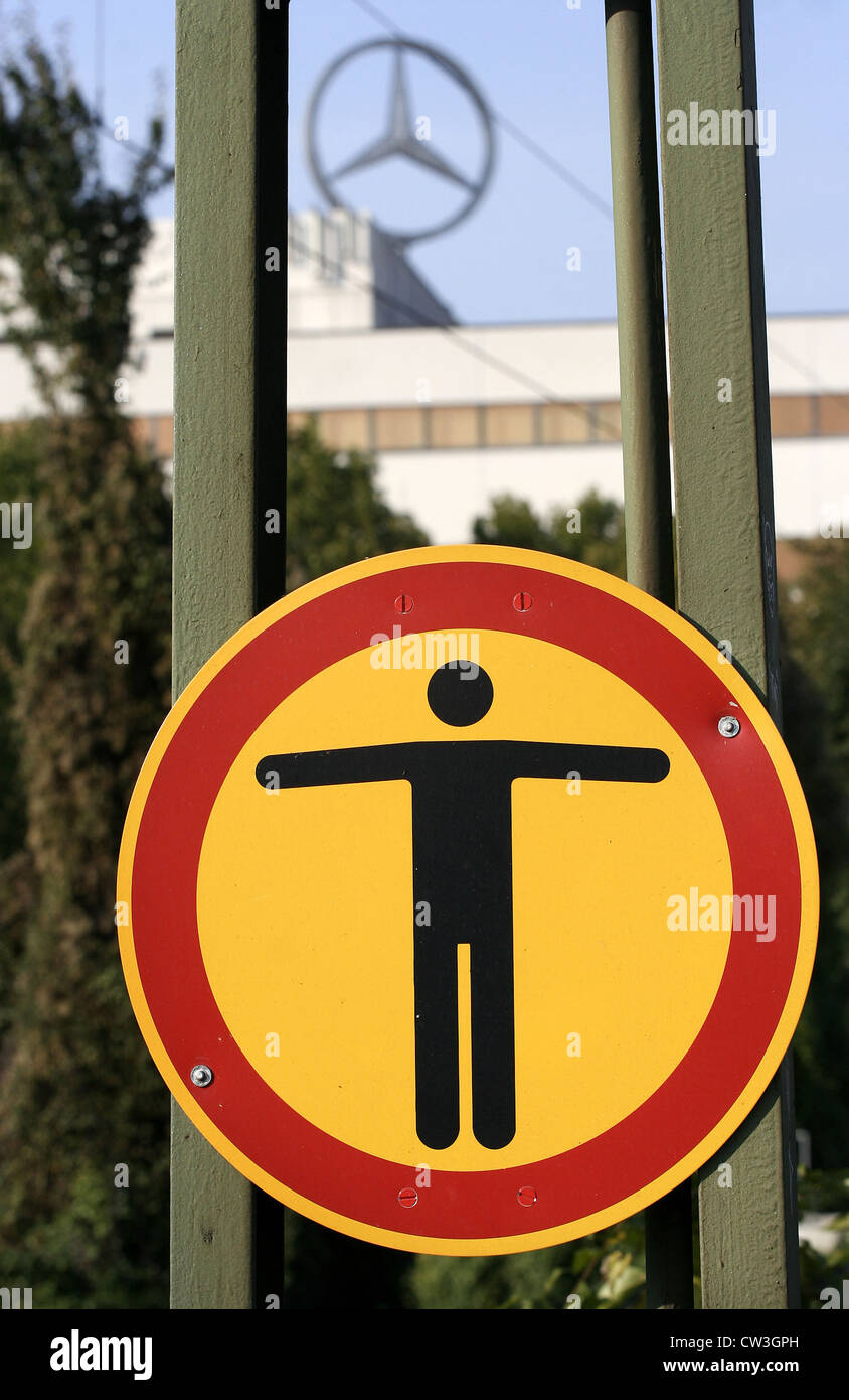 Employee warning sign hi-res stock photography and images - Alamy