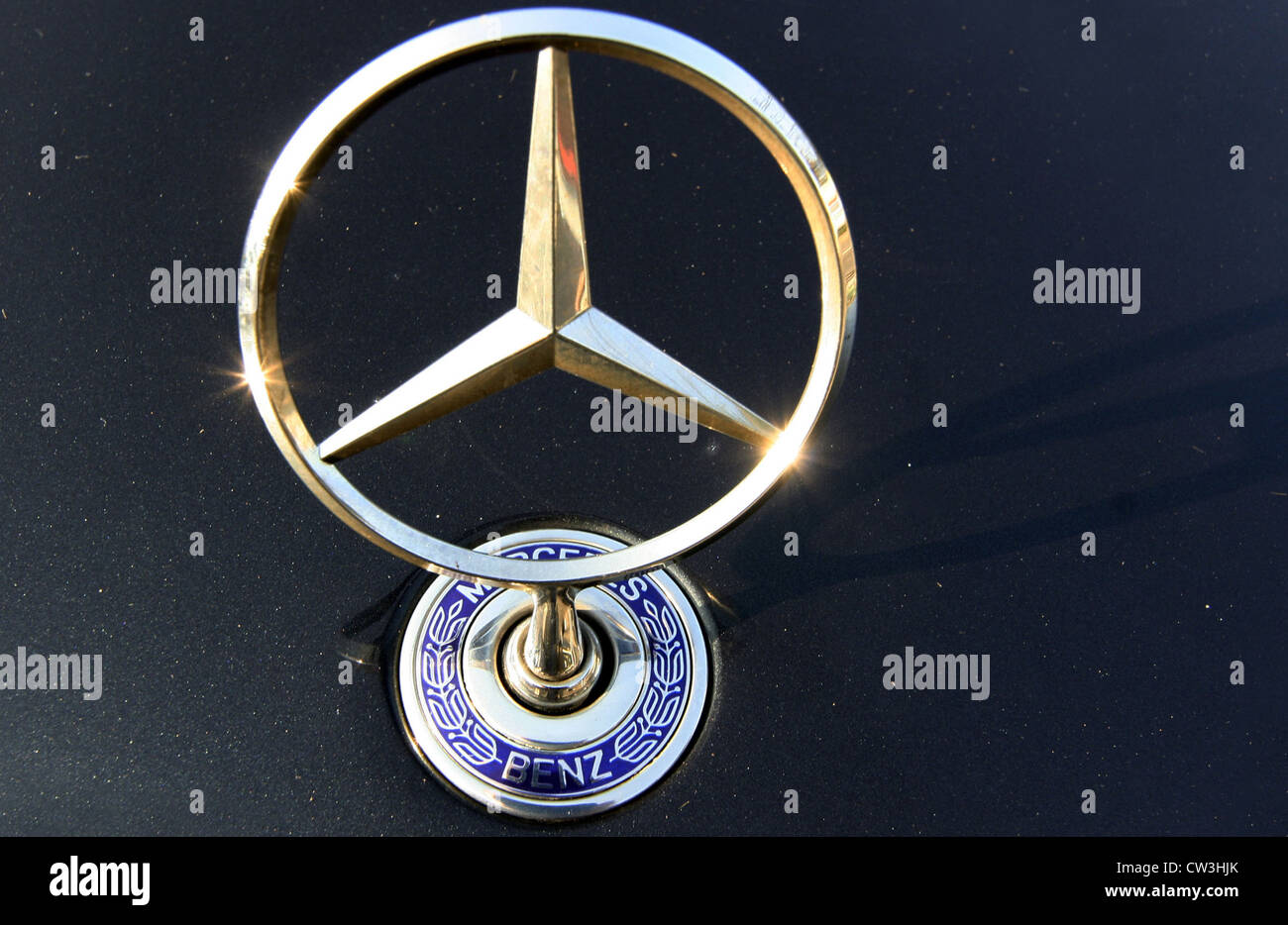 Mercedes benz signs hi-res stock photography and images - Alamy