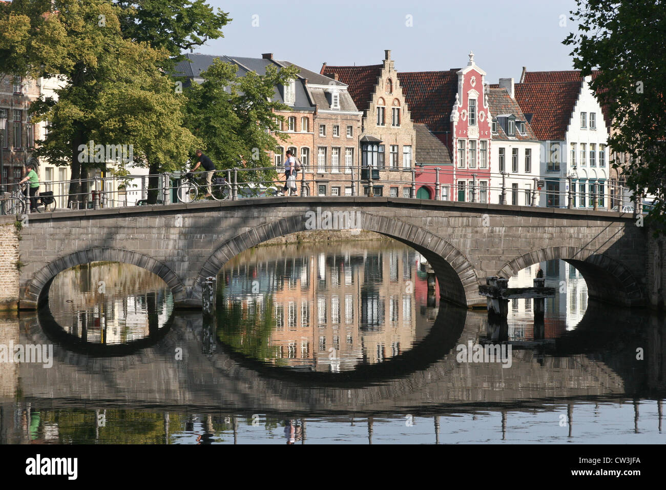 Bridge Over Cannal, Brugge Stock Photo - Alamy