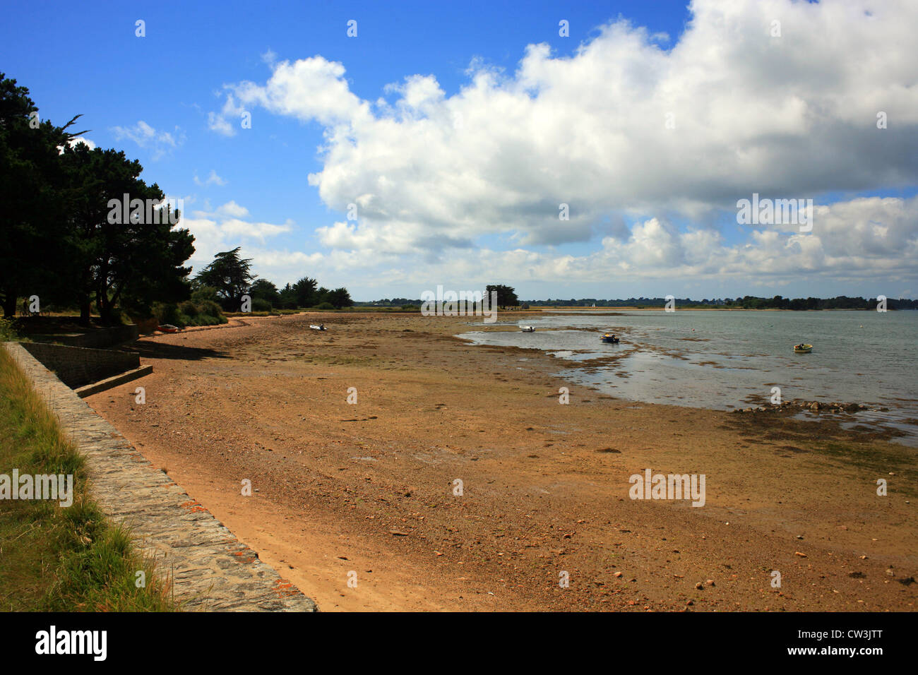 Beach at Avenue Charles de Gaulle, Ile d'Arz, Golfe du Morbihan ...
