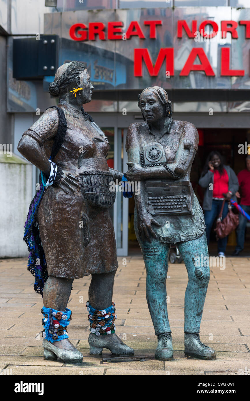 Shopping mall statues hi-res stock photography and images - Alamy