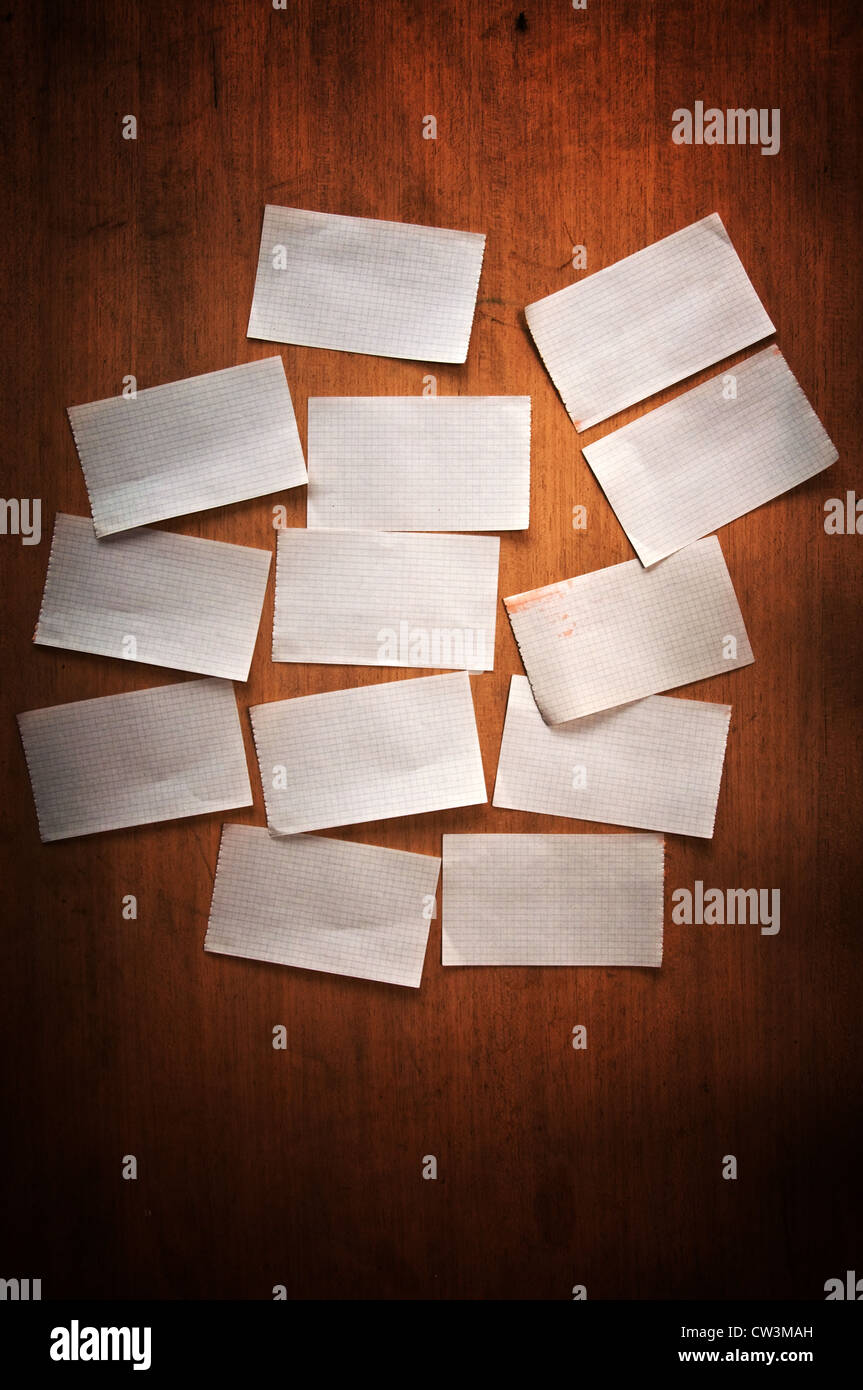 Handwritten paper reminder note over a wooden background Stock Photo ...