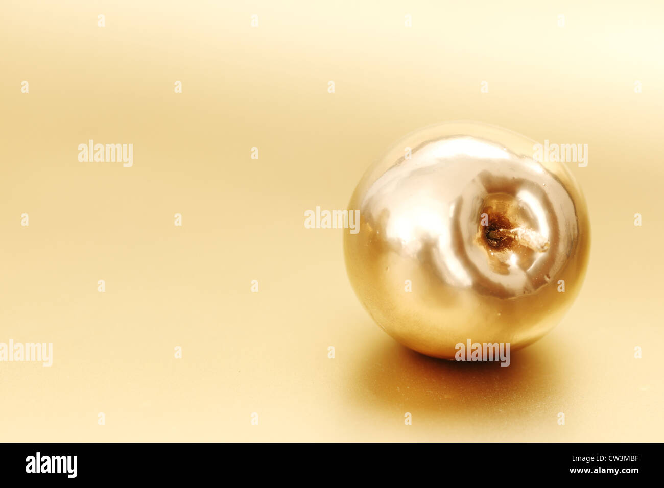 gold apple on gold background Stock Photo - Alamy