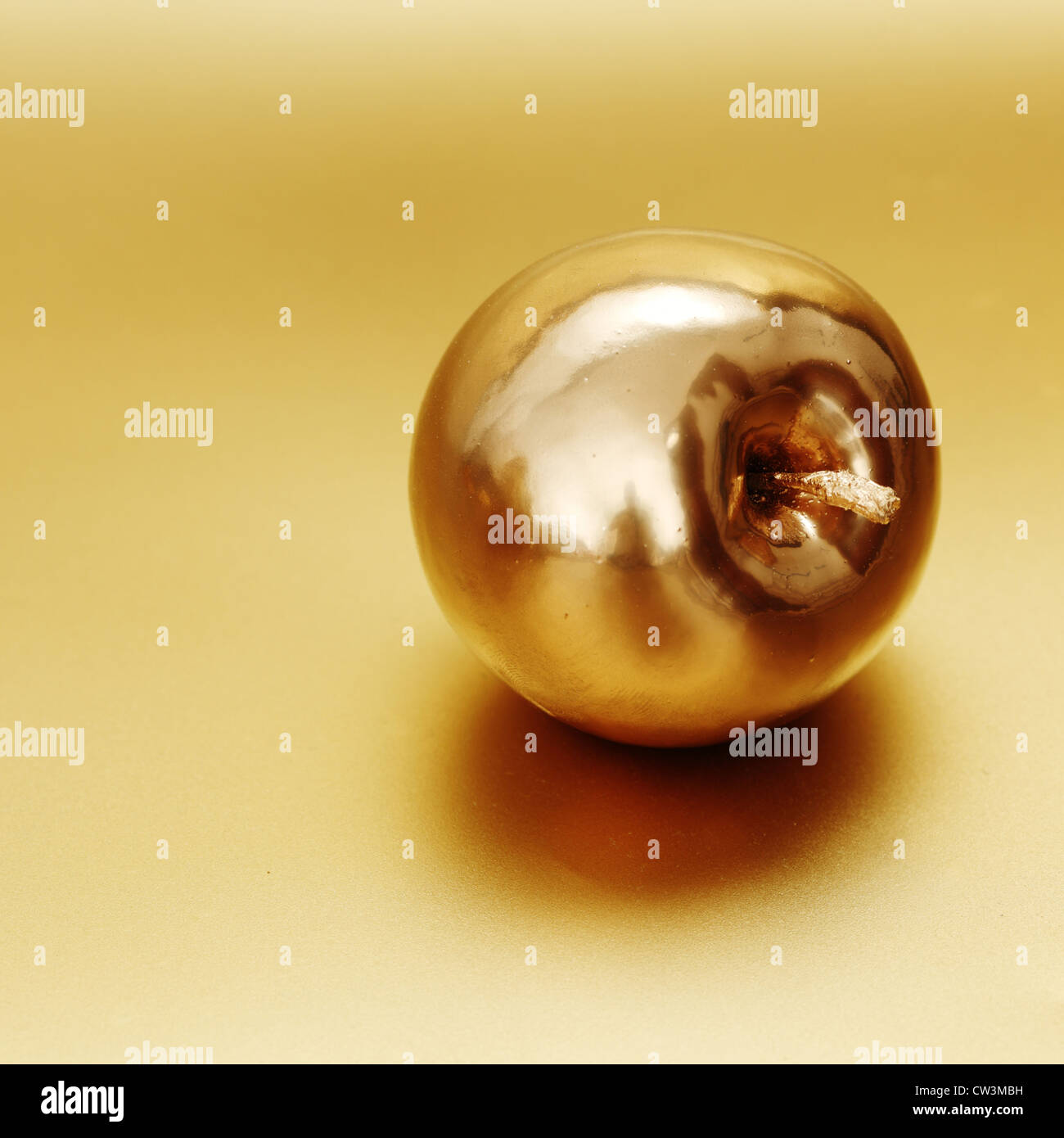 gold apple on gold background Stock Photo - Alamy
