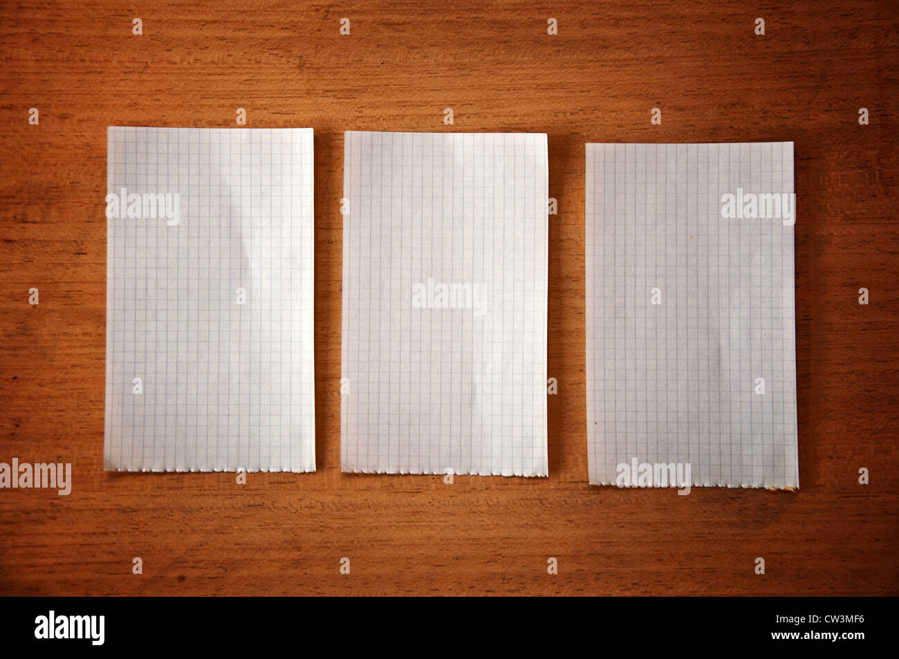 Handwritten paper reminder note over a wooden background Stock Photo ...