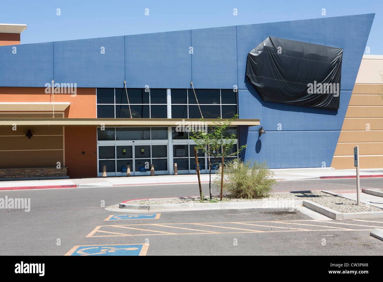 Store shut hi-res stock photography and images - Alamy