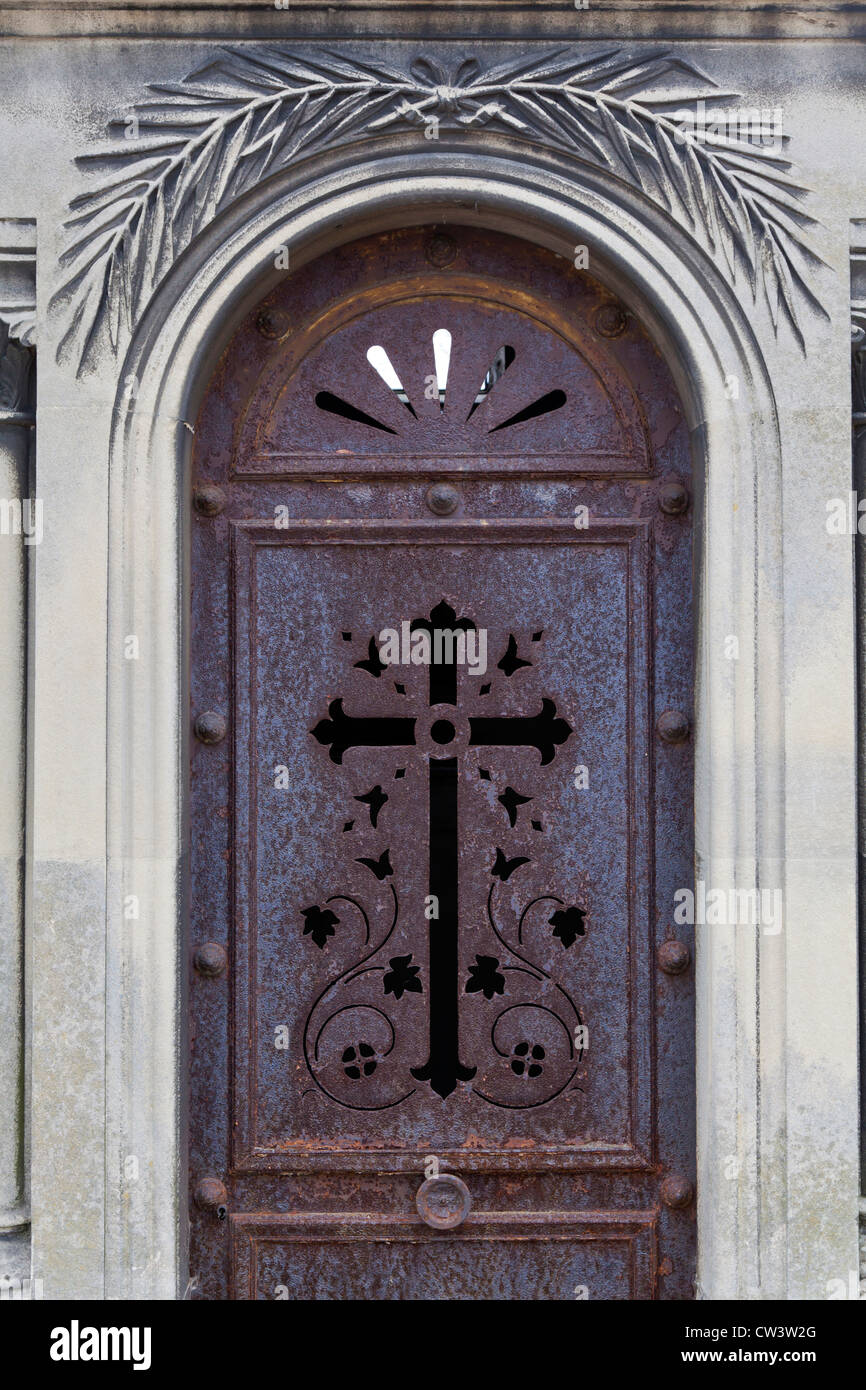 Rusting iron tomb door, Pere Lachaise cemetery, Paris, France Stock ...