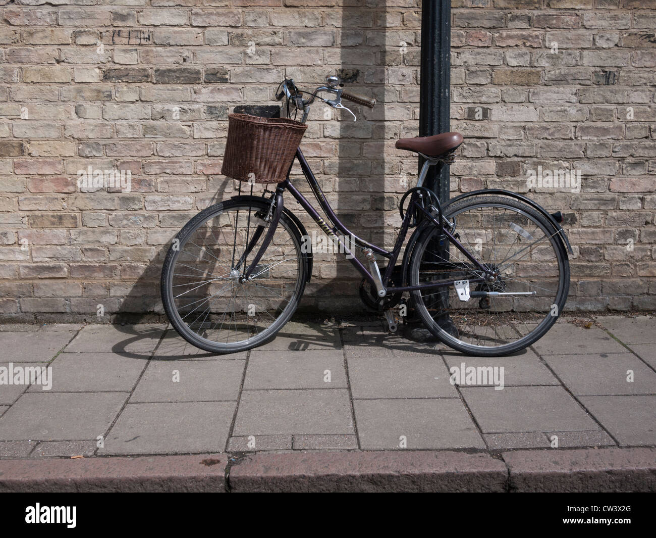 Bicycle leaning lamp post hi-res stock photography and images - Alamy