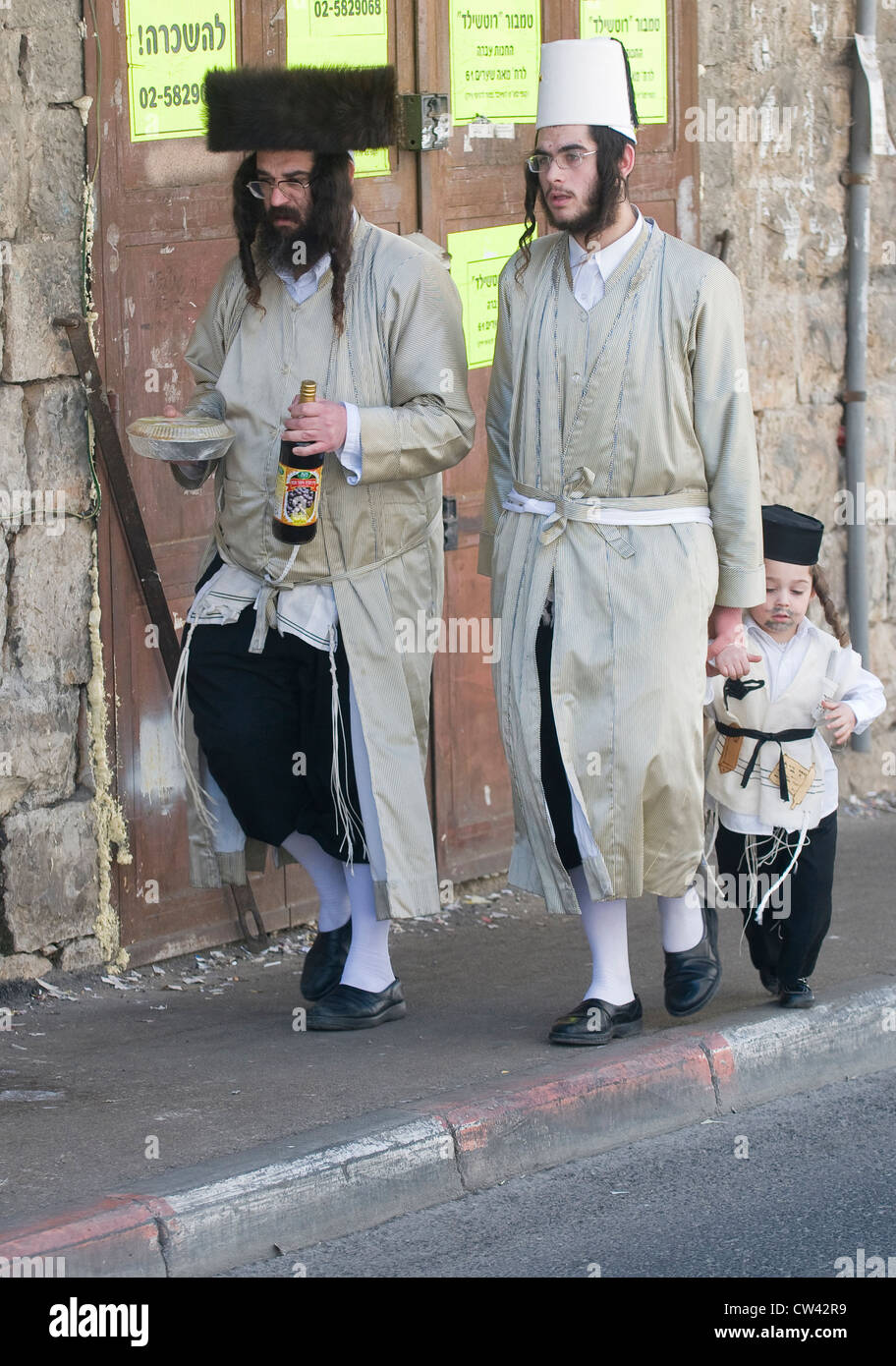 Haredi family hi-res stock photography and images - Alamy