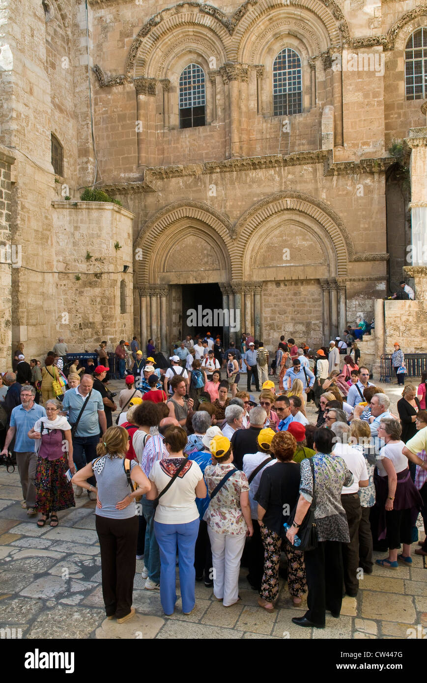 Christian pilgrims visit the church of the Holy Sepulcher in Jerusalem ...