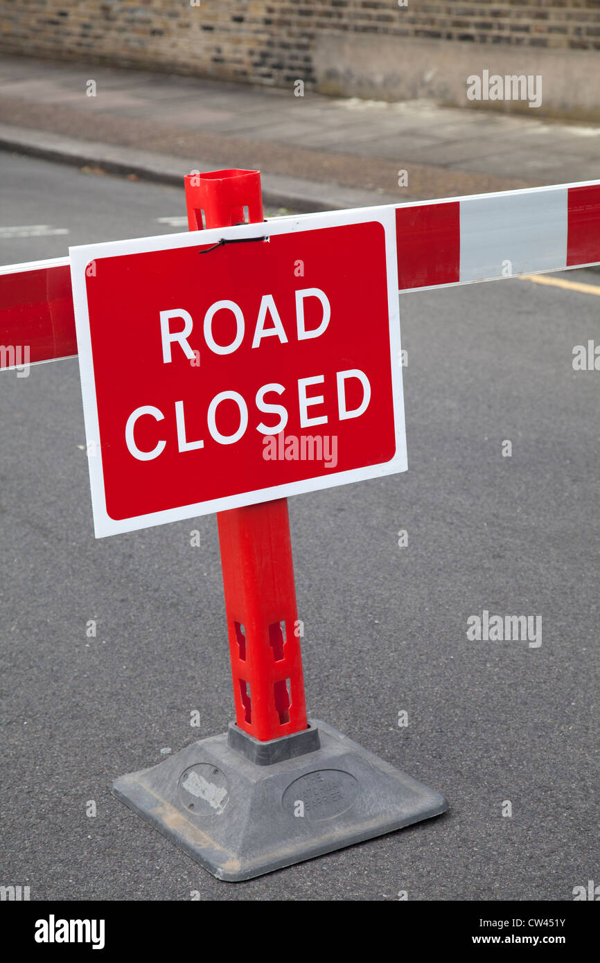 Road closed sign uk hi-res stock photography and images - Alamy