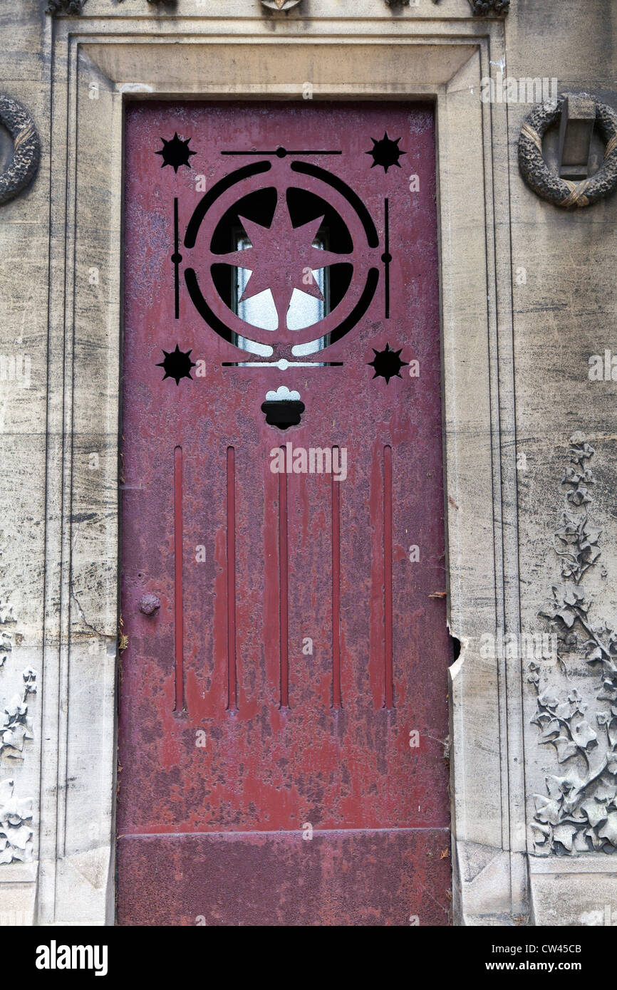 Rusting iron door at Pere Lachaise, Paris, France Stock Photo - Alamy