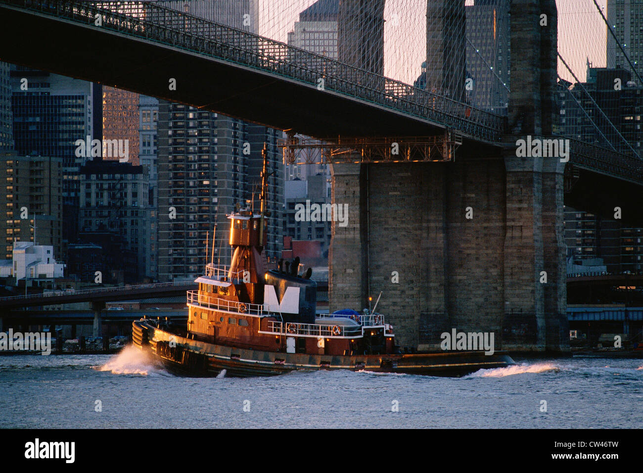 Tug boat under Brooklyn Bridge, New York Stock Photo - Alamy