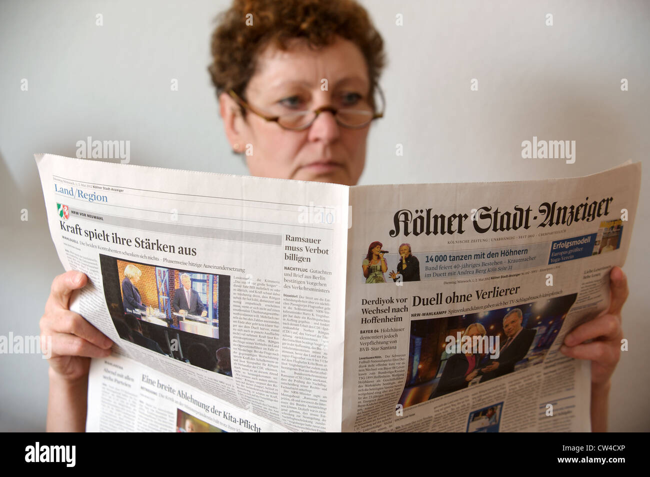 Woman reading the Kolner Stadt Anzeiger newspaper Stock Photo - Alamy Woman reading the Kolner Stadt Anzeiger newspaper Stock Photo - Alamy