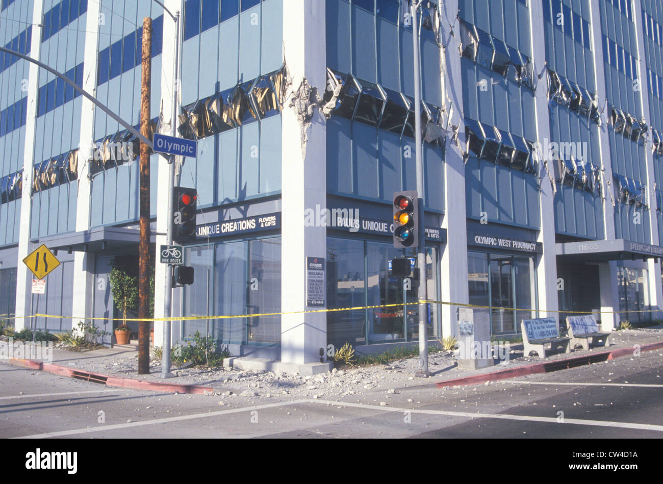 A building in Los Angeles destroyed by the Northridge earthquake in ...