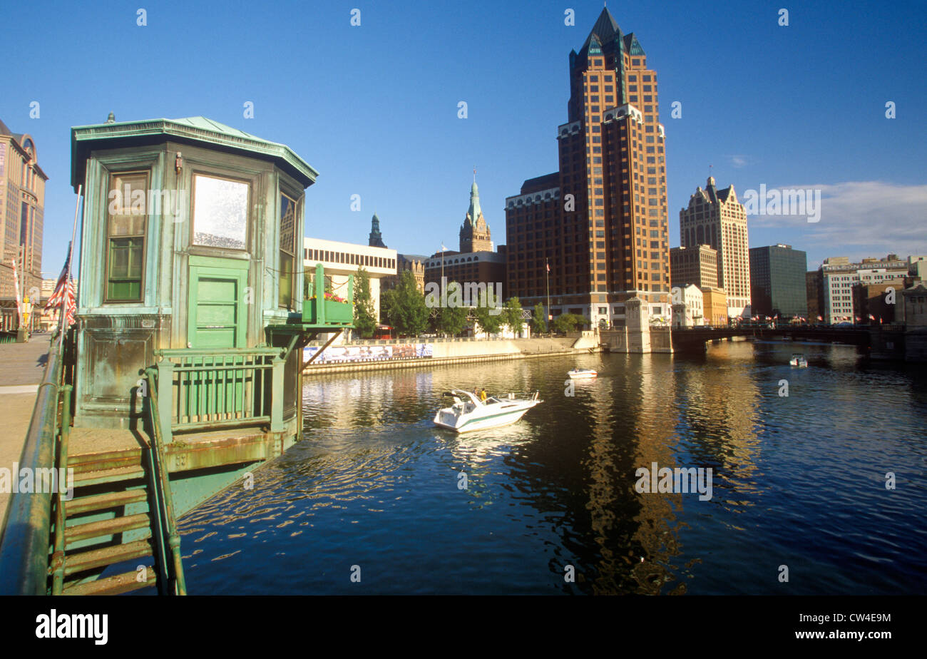 Milwaukee skyline hi-res stock photography and images - Alamy