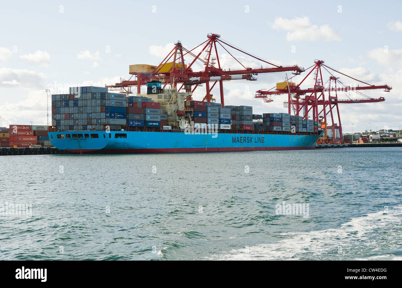Cargo ship, crane, dock, containers hi-res stock photography and images ...