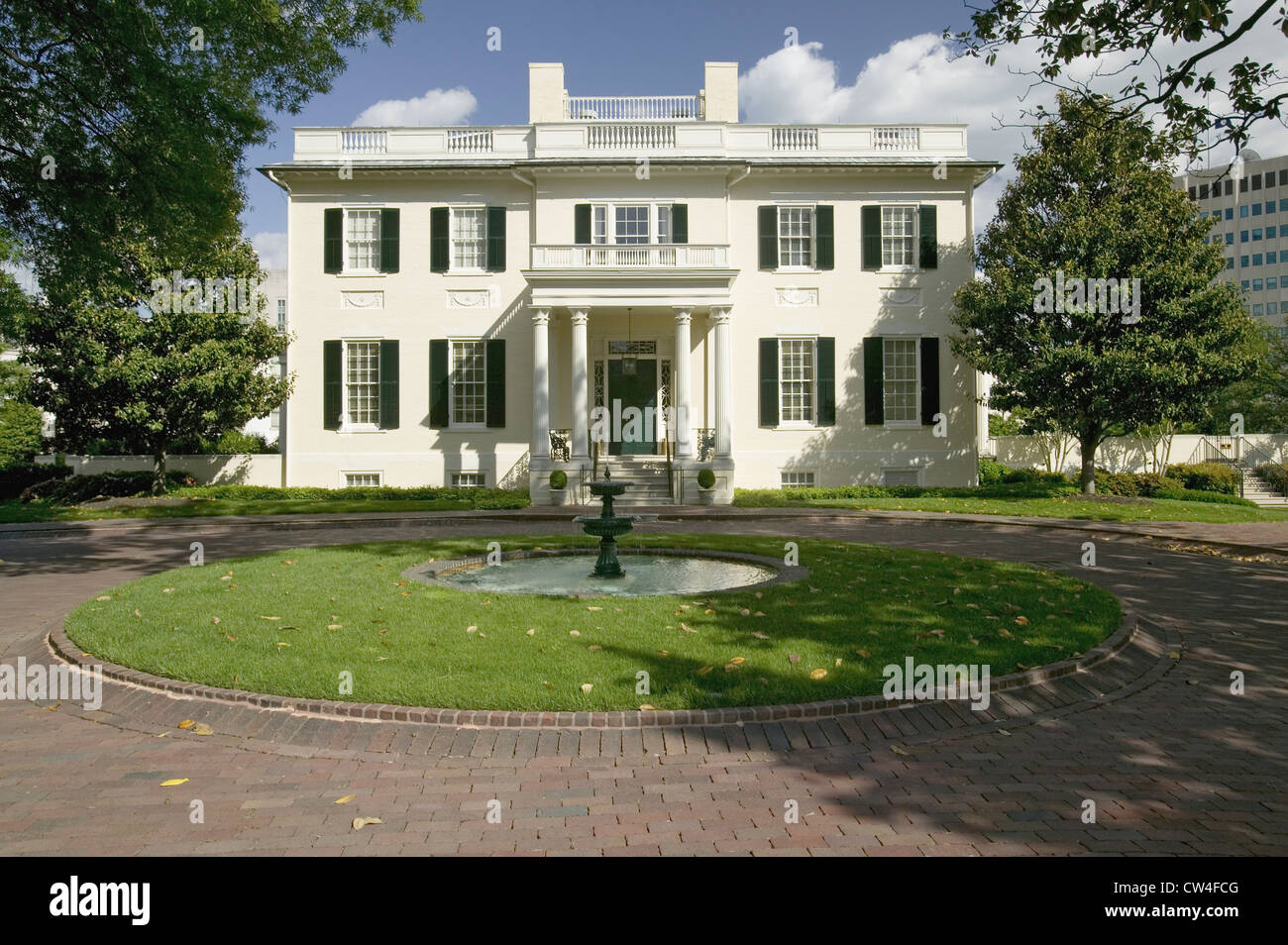 Water fountain and Virginia Governor's Mansion, Richmond Virginia Stock ...