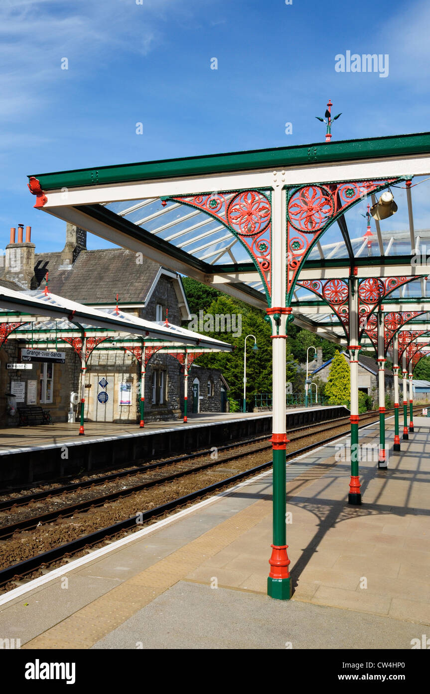 Railway station platform canopy hi-res stock photography and images - Alamy