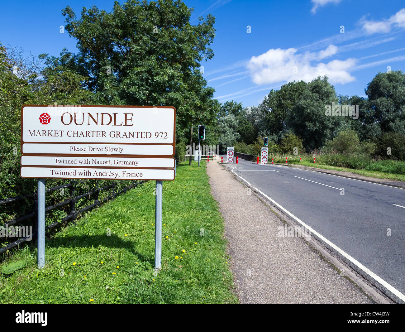 Entrance to the country town of Oundle, middle England Stock Photo - Alamy