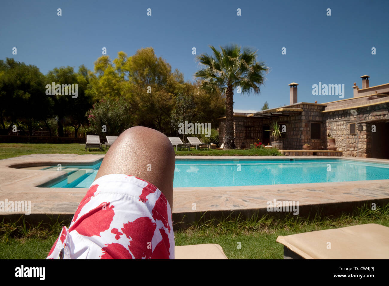Sunbathing sunbathe pool hi-res stock photography and images - Alamy