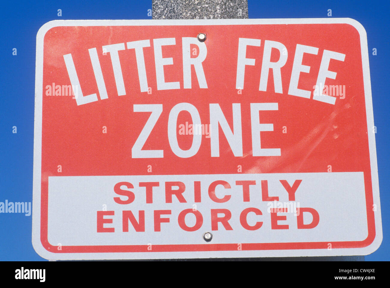 A sign that reads ?Litter Free Zone Strictly Enforced Stock Photo - Alamy