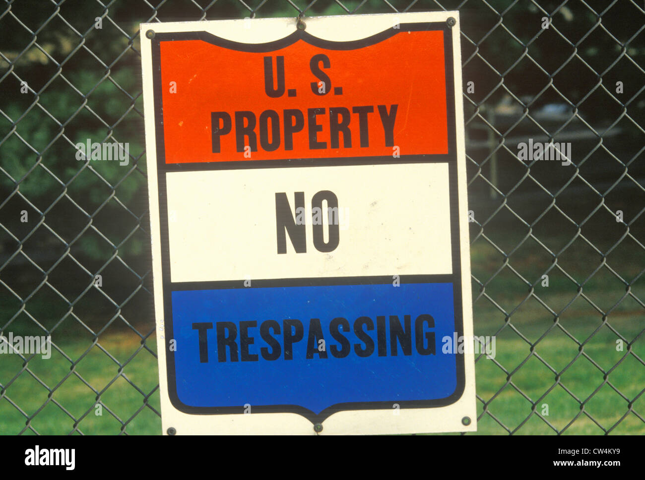 A sign that reads ?U.S. property - No trespassing Stock Photo - Alamy