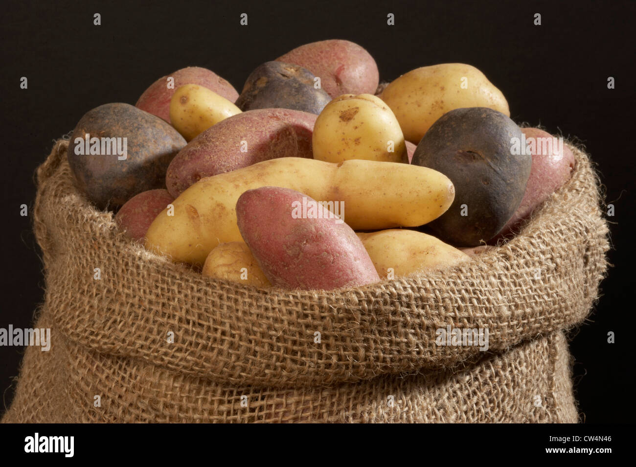 Potatoes in sack hi-res stock photography and images - Alamy