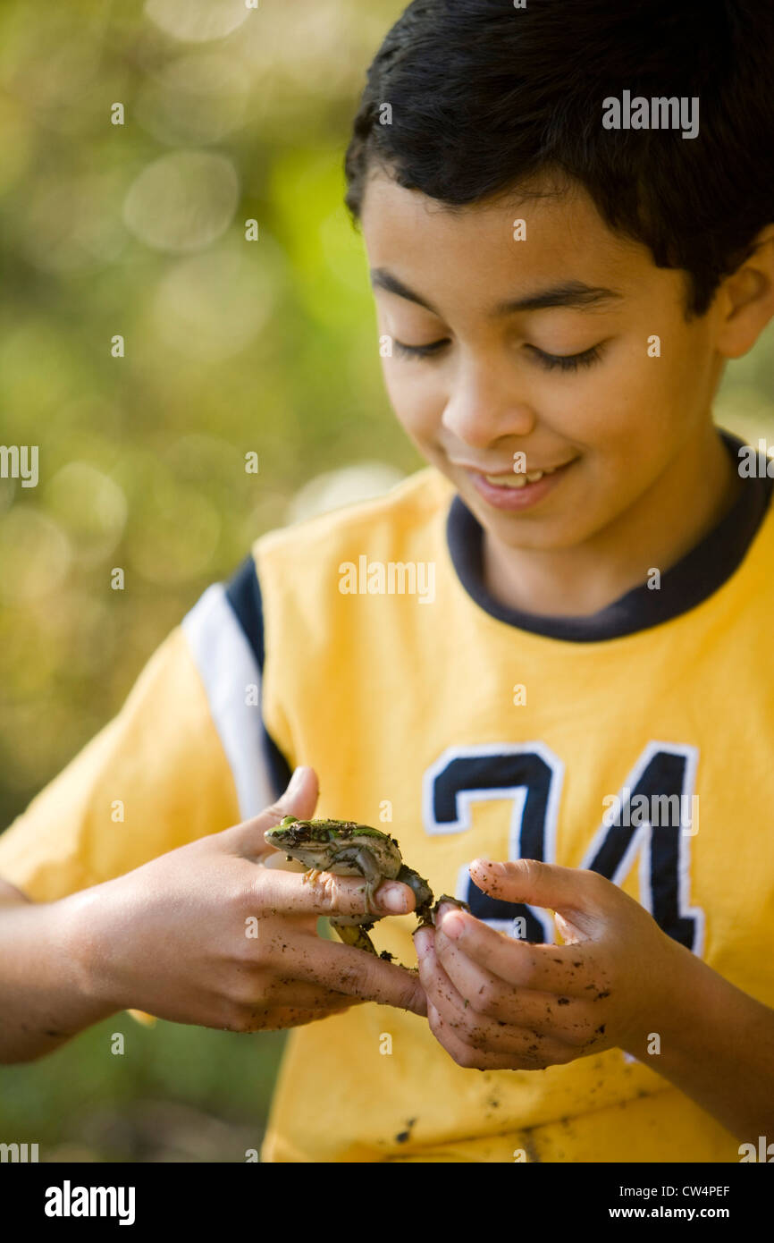 Boy holding frog hi-res stock photography and images - Alamy