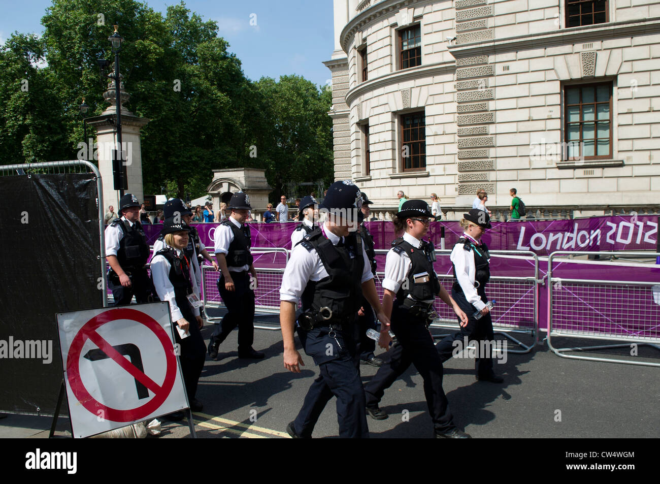 Metropolitan police territorial support group hi-res stock photography ...