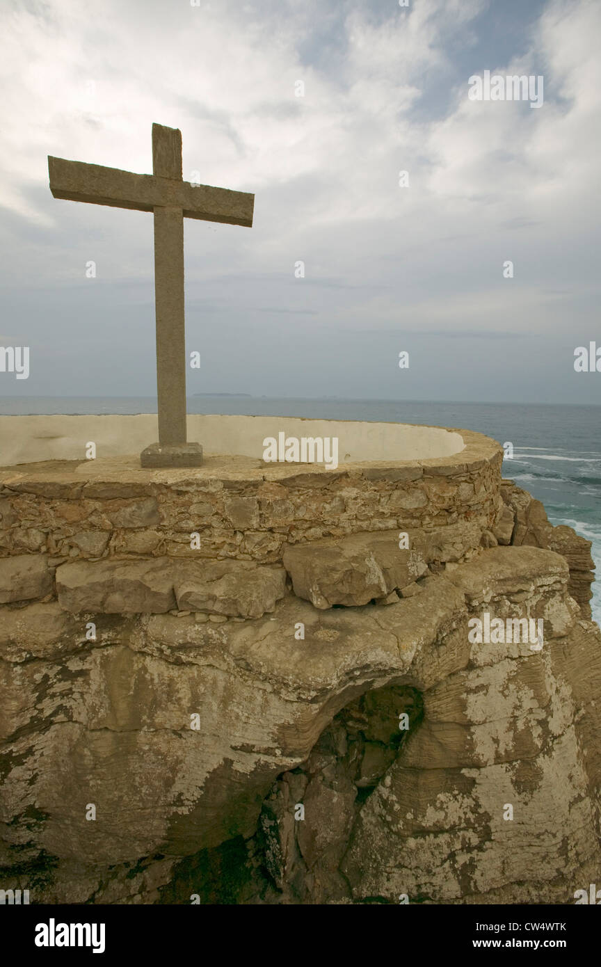 Cross overlooks Atlantic Ocean at Cruz do Remedios, near Peniche, west ...