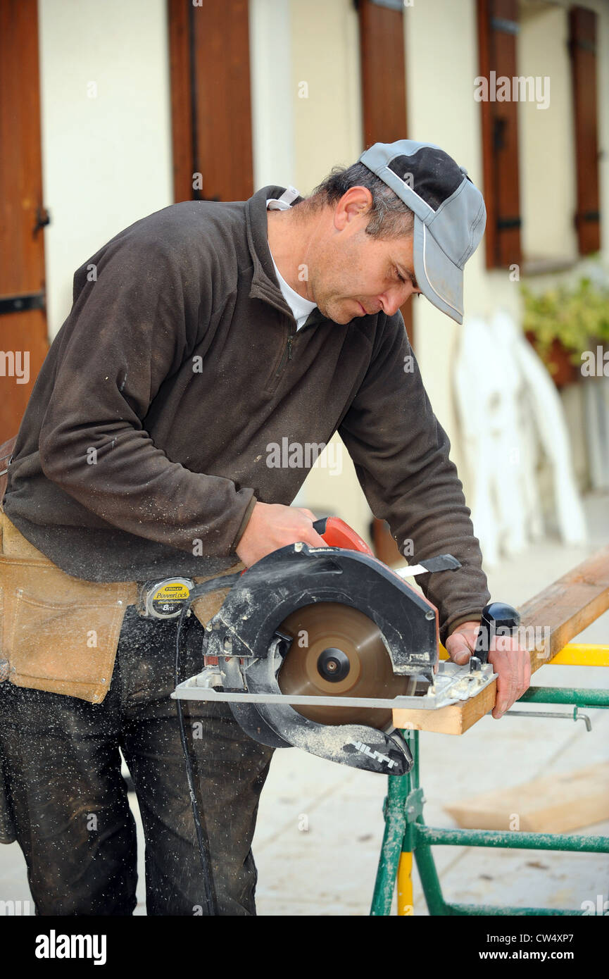 Carpenter using electric saw Stock Photo - Alamy