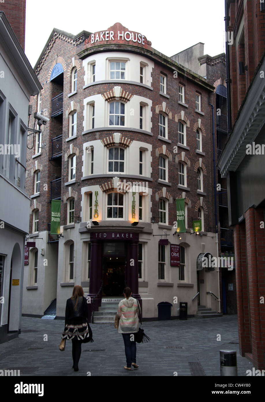 Girls Shopping in Button Street in Liverpool Stock Photo - Alamy
