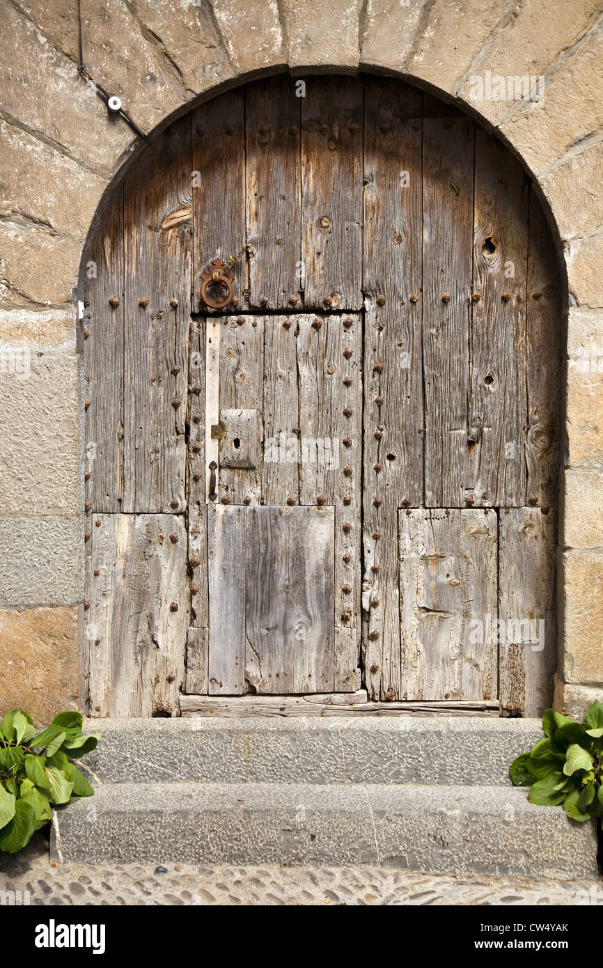 Arched wooden door hi-res stock photography and images - Alamy