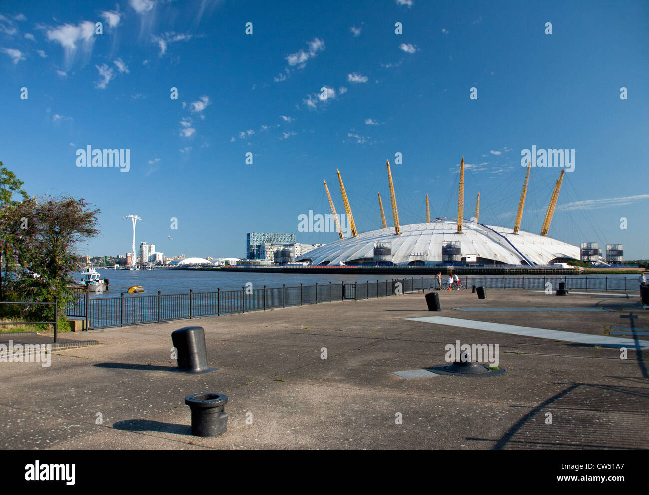 Basketball arena london exterior hi-res stock photography and images ...
