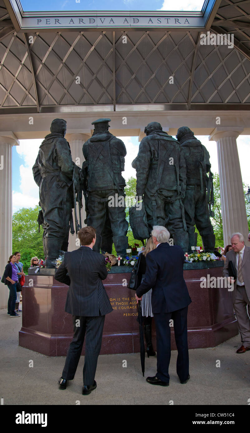 Bronze statue queen elizabeth ii hi-res stock photography and images ...