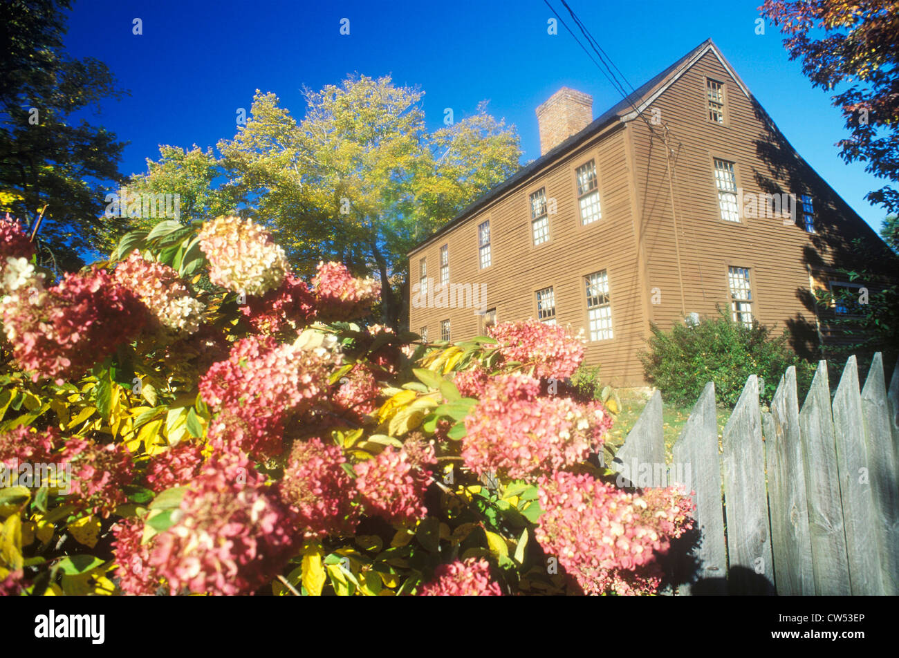 Traditional two story house america hi-res stock photography and images ...
