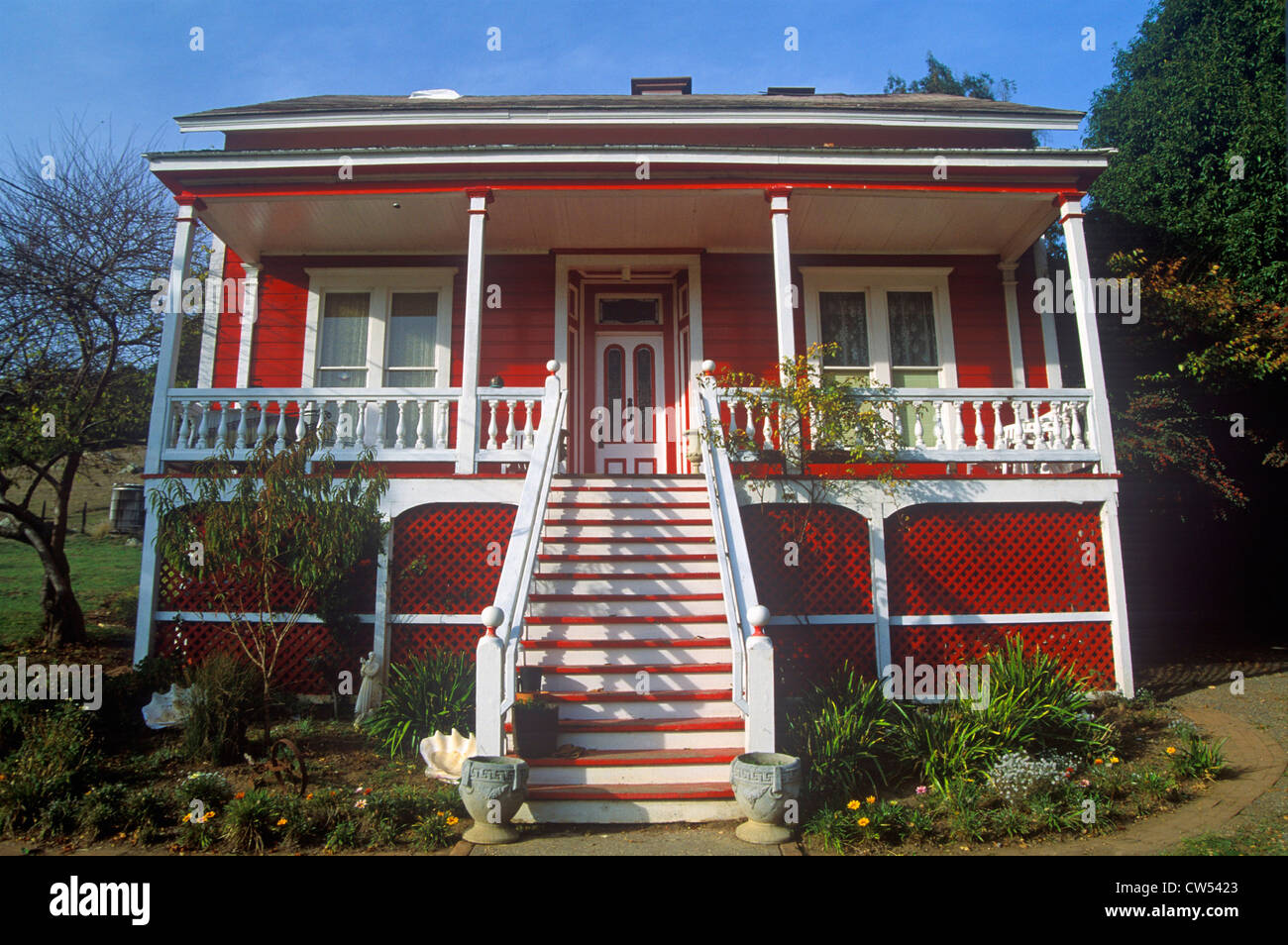 Red residence with white trim hi-res stock photography and images - Alamy