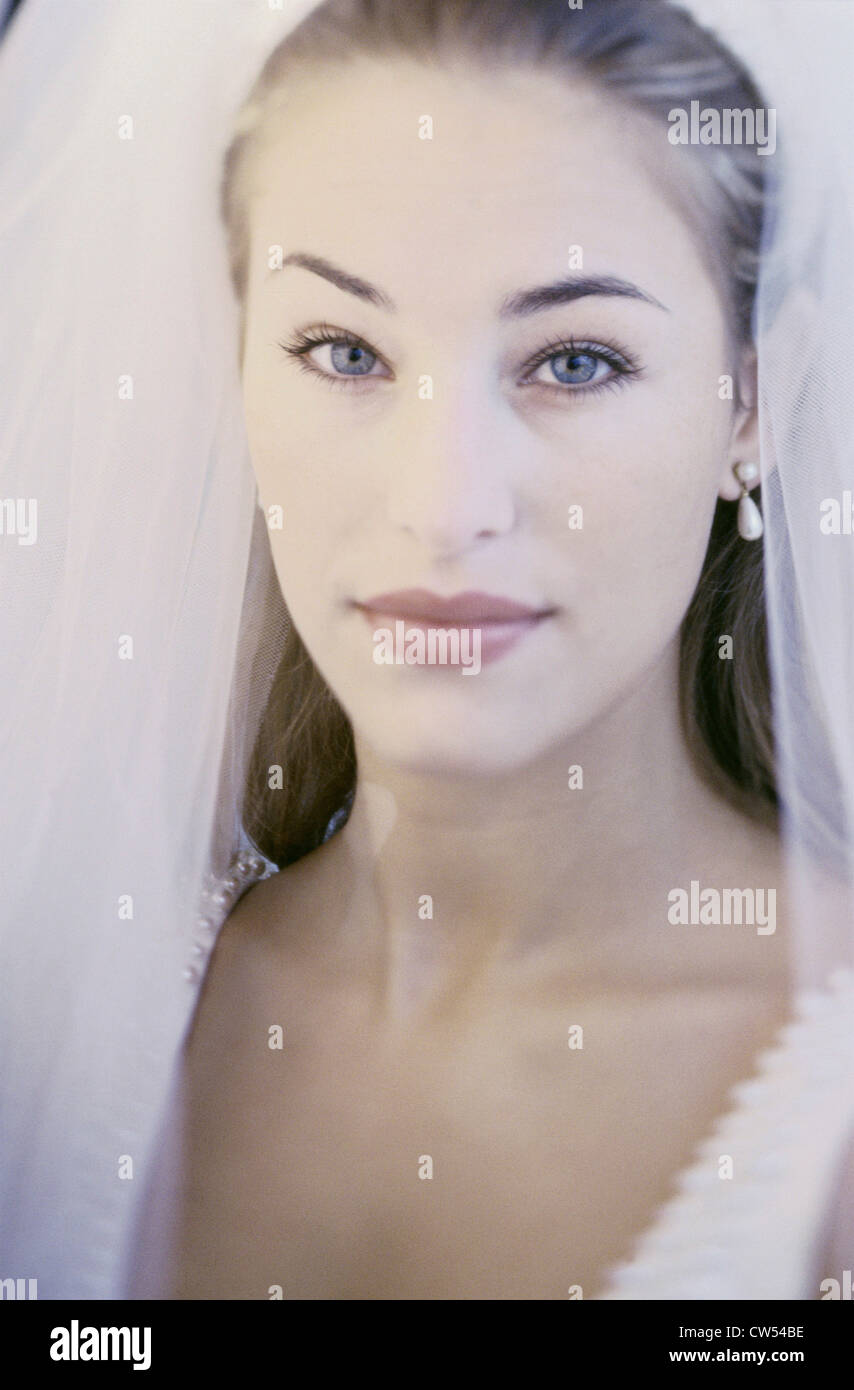 Portrait of a bride smiling Stock Photo - Alamy