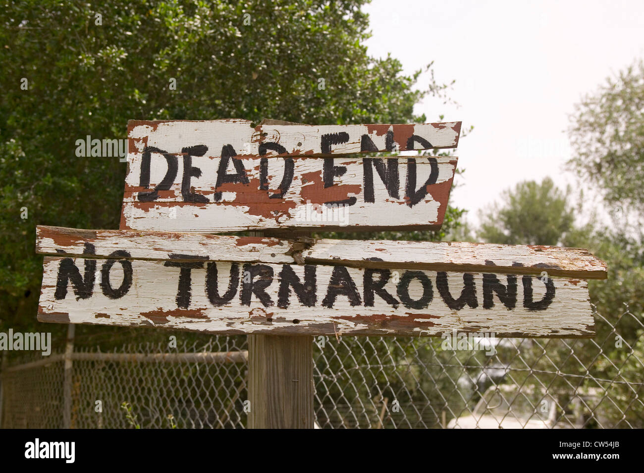 Dilapidated sign reads ''Dead end, no turnaround'', Ojai, CA Stock ...
