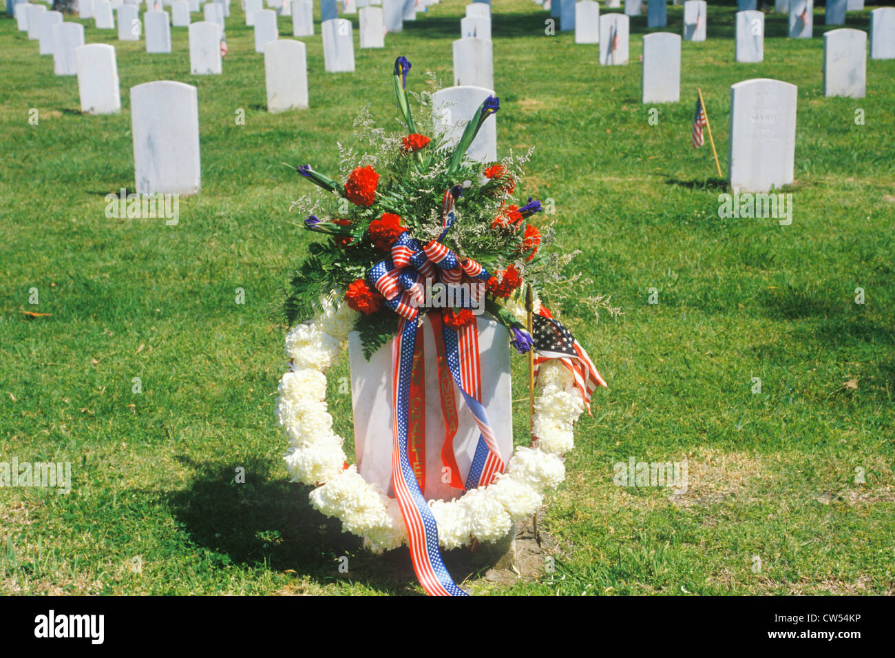 Memorial day los angeles national cemetery hi-res stock photography and ...