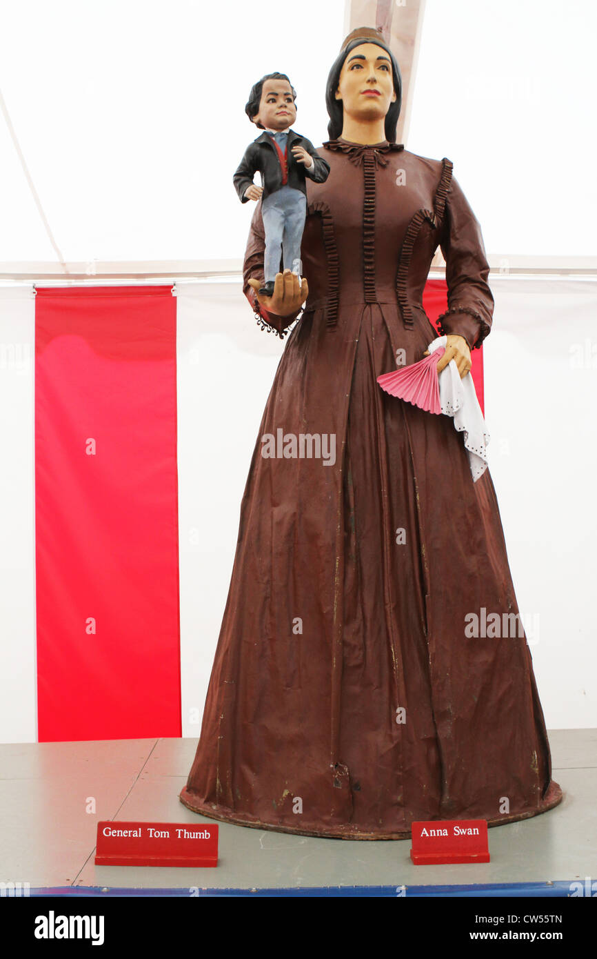 Statues of General Tom Thumb and Anna Swan at the Circus World Museum ...