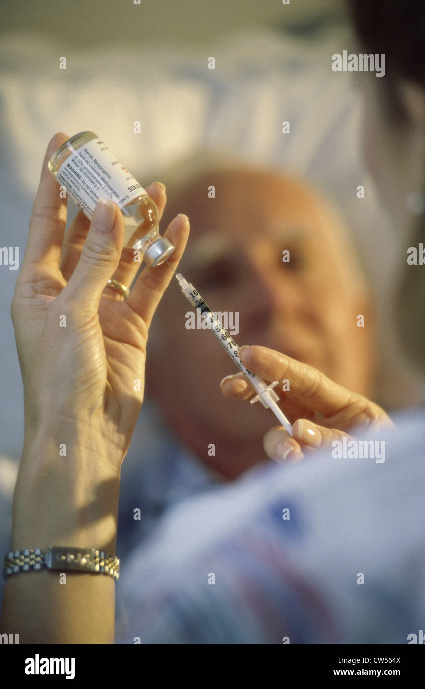 Female nurse preparing an injection Stock Photo - Alamy