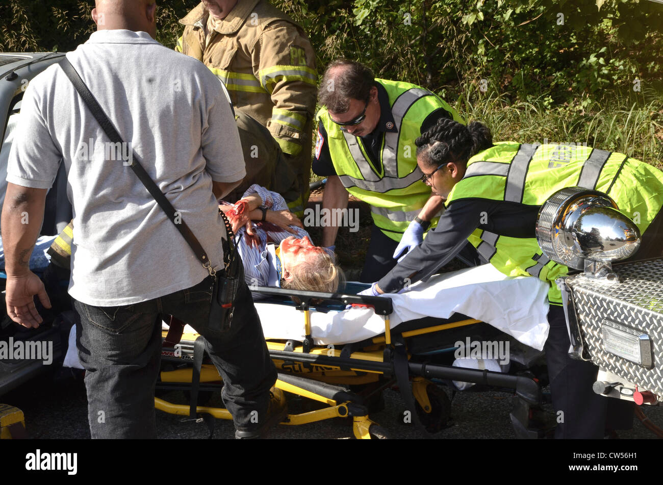 Rescuers work on a injured woman Stock Photo - Alamy