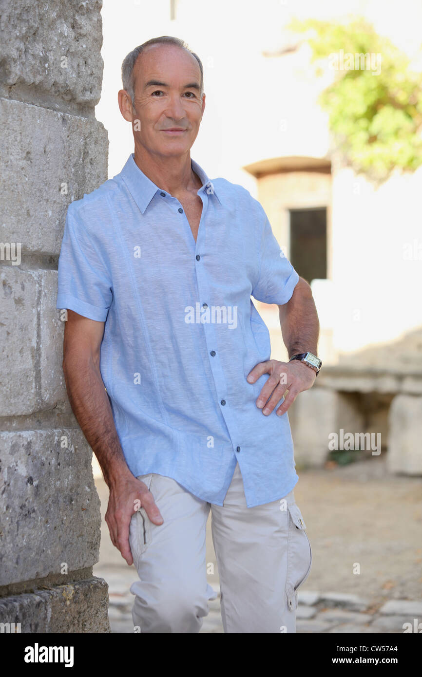 Old man leaning against house wall hi-res stock photography and images ...