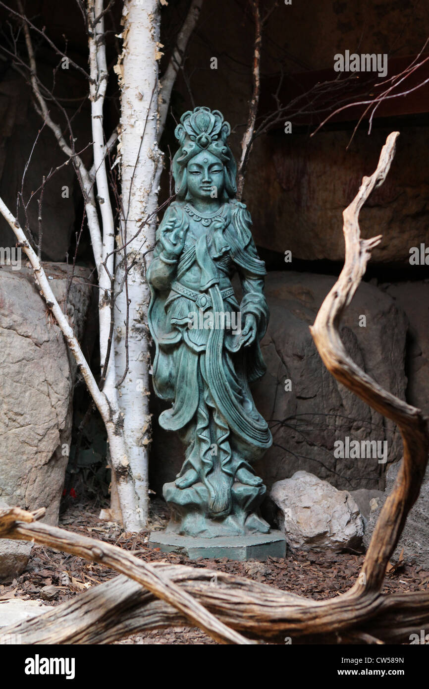 Female spring statue hi-res stock photography and images - Alamy