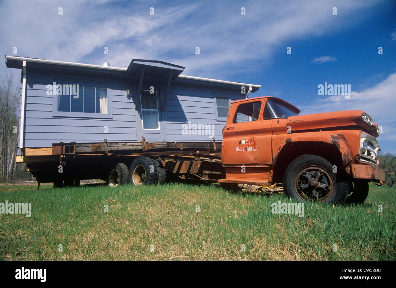 Truck hauling house hi-res stock photography and images - Alamy