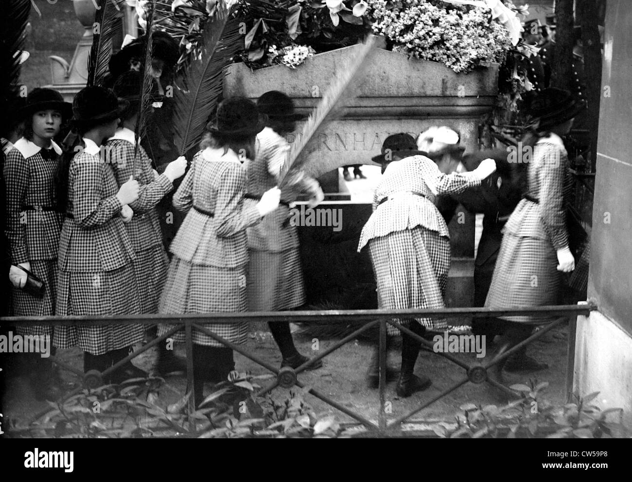 Sarah burial woman france man historical events characters 20th century ...