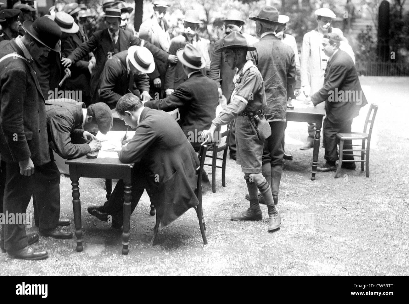 Signing up ww1 hi-res stock photography and images - Alamy