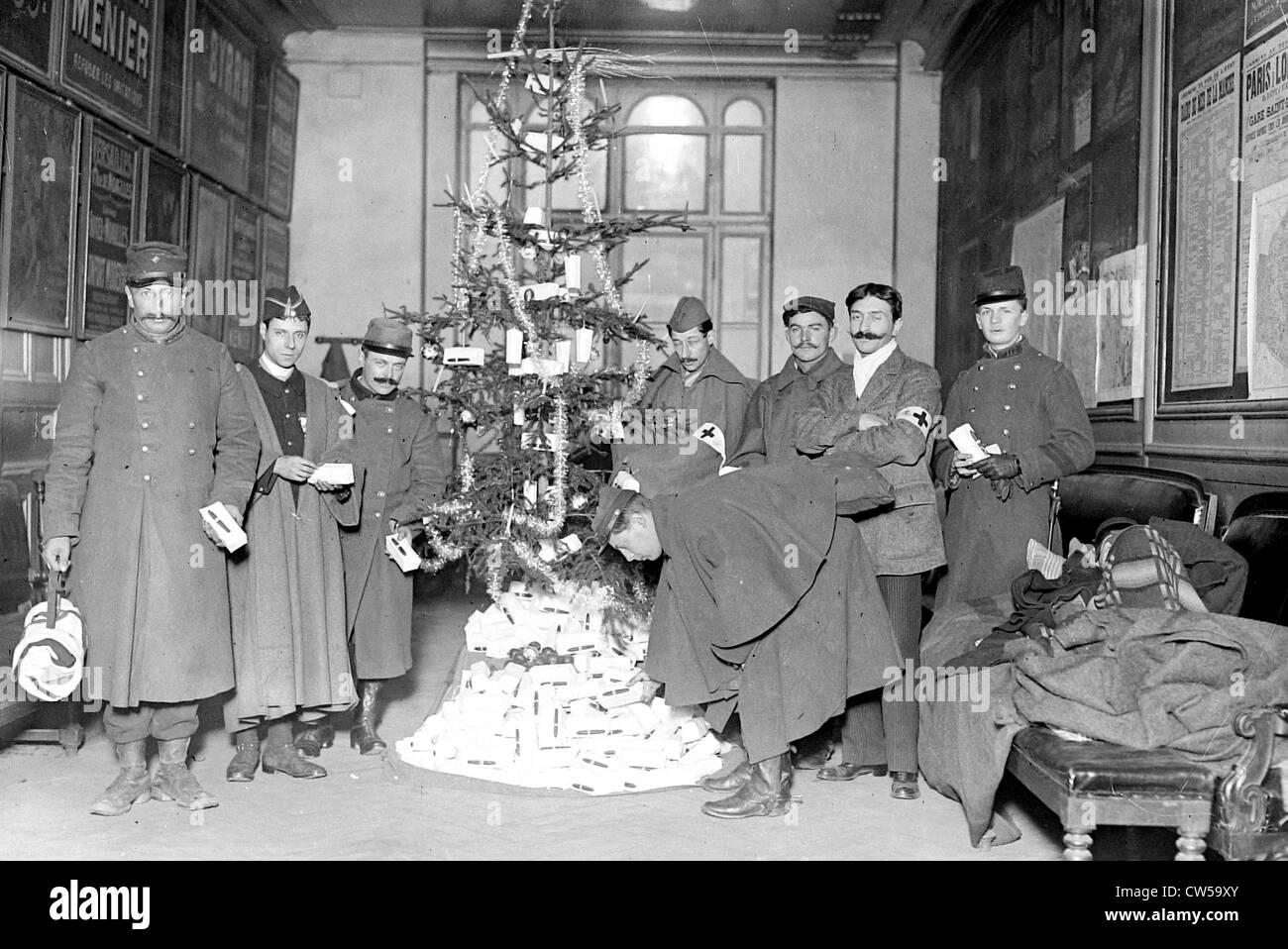 Paris, Red Cross Christmas tree at the Gare St-Lazare Stock Photo - Alamy